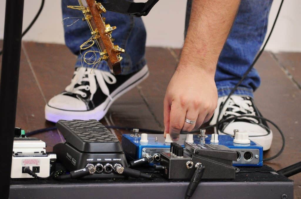 Guitar Pedals vs Rack Units – Which Works Best? – stampsound.com